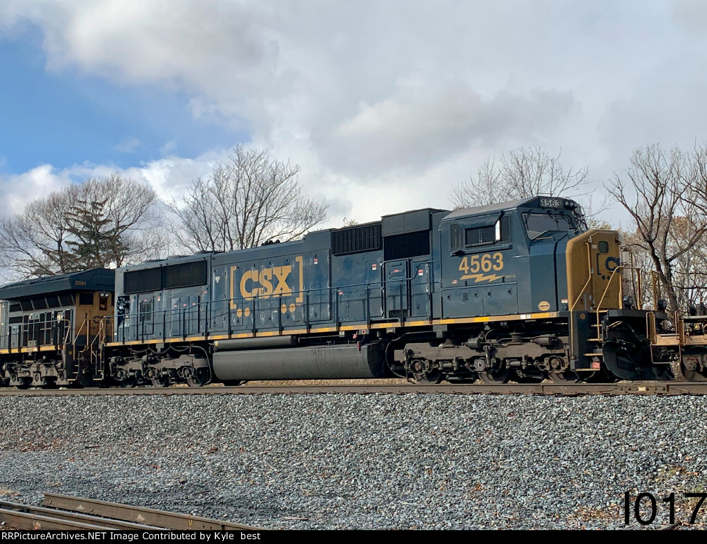 CSX 4563 on I017